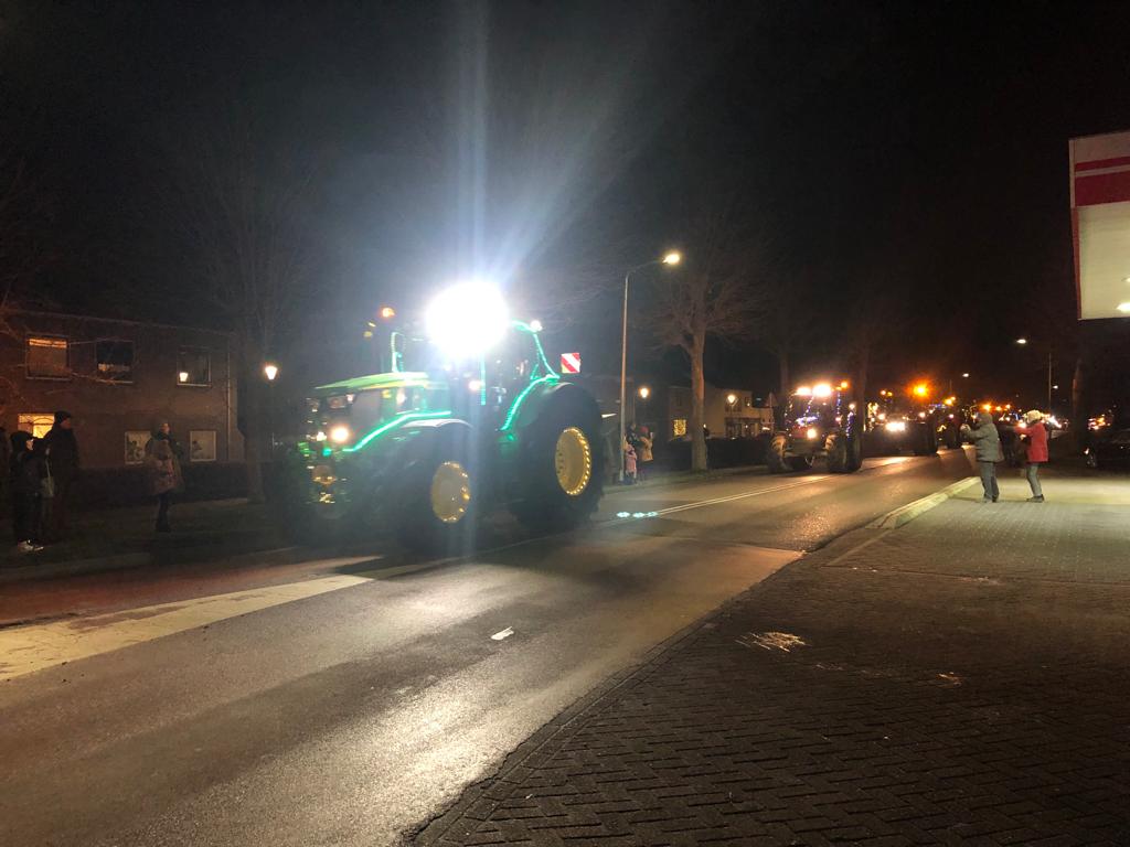 Verlichte Trekkeroptocht Agrarische Jongeren trekt veel bekijks