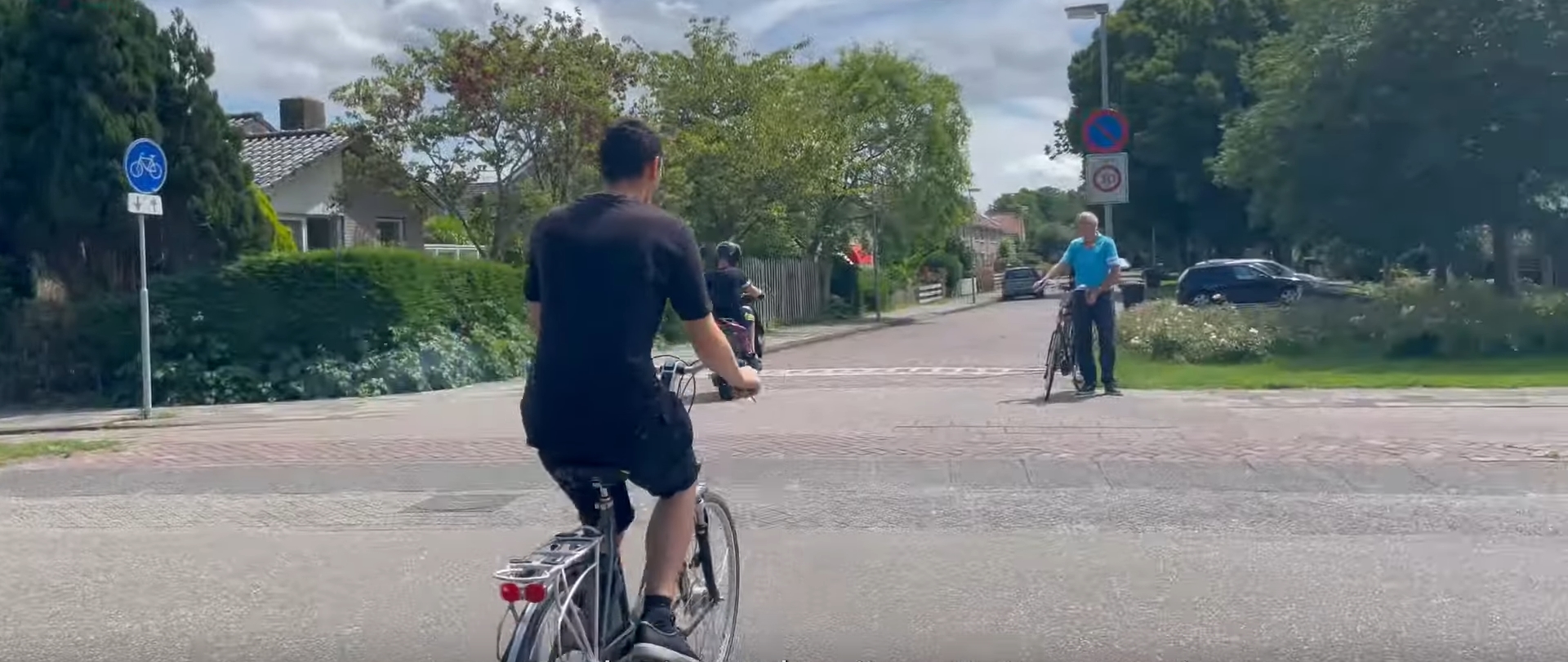 Oekraïense jongeren veilig door het verkeer door fietslessen VVN